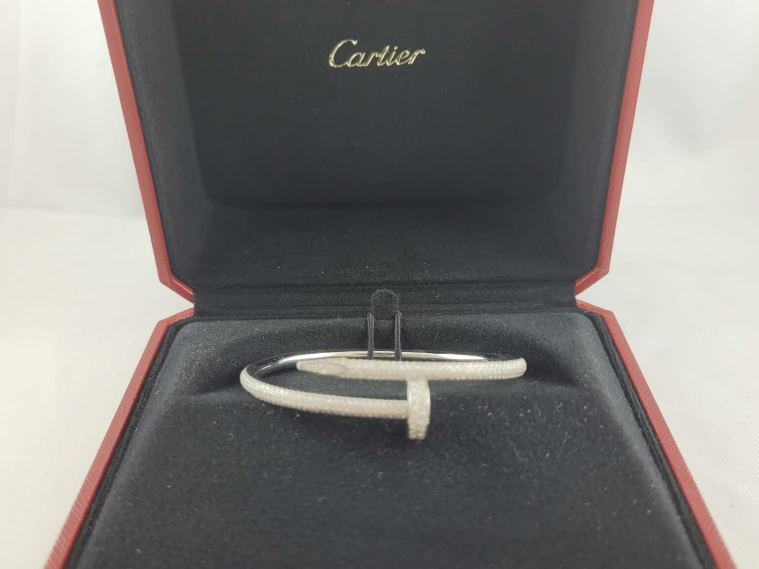 CARTIER Bracelet Juste un clou classique or gris 750 serti de diamants